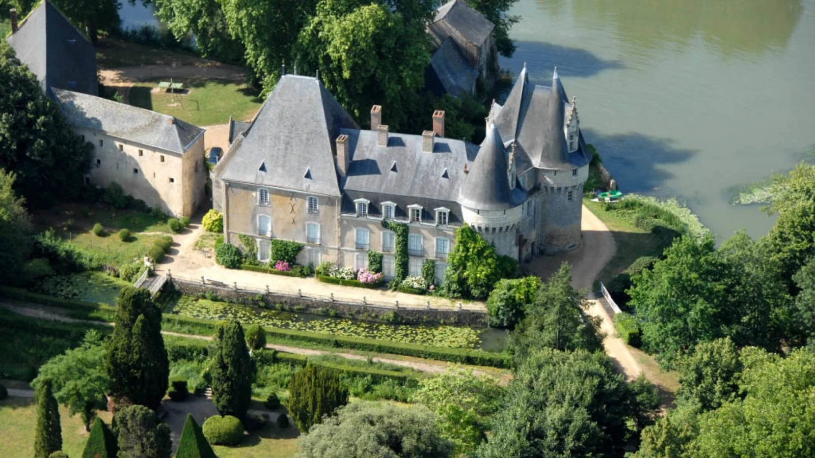Visiter Château de Bazouges - Préparez son voyage en France
